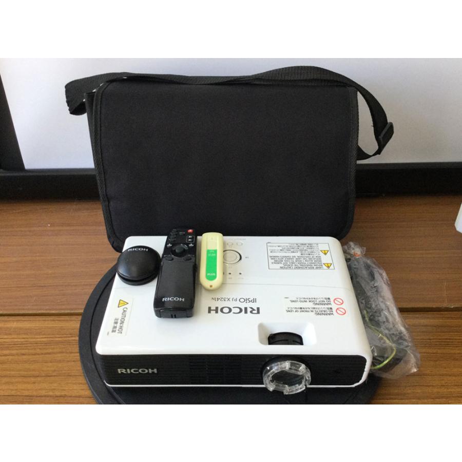 メーカー　RICOH（リコー） 型番　IPSiO PJ X3241N 付属品 本体、電源コード、マウスリモコン、マウスリモコンレシーバー、専用ソフトキャリングケース、レーザーポインター ※付属品は上記のみとなります。映像・音声入出力端子、リ...