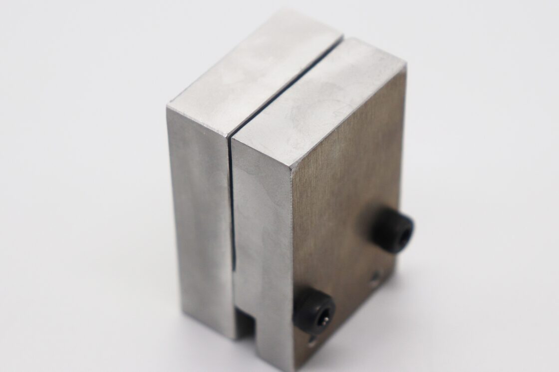 片軸のカウンターギアの壁取りを簡単に行うことのできるツール。 ミニ四駆と同じように、ツールにギアをセットして 持ち手にタイヤ、ホイールを使ってスリットにノコを差し込めば きれいに壁取りが行えます。 ※別途 タミヤ クラフトツールシリーズ N...