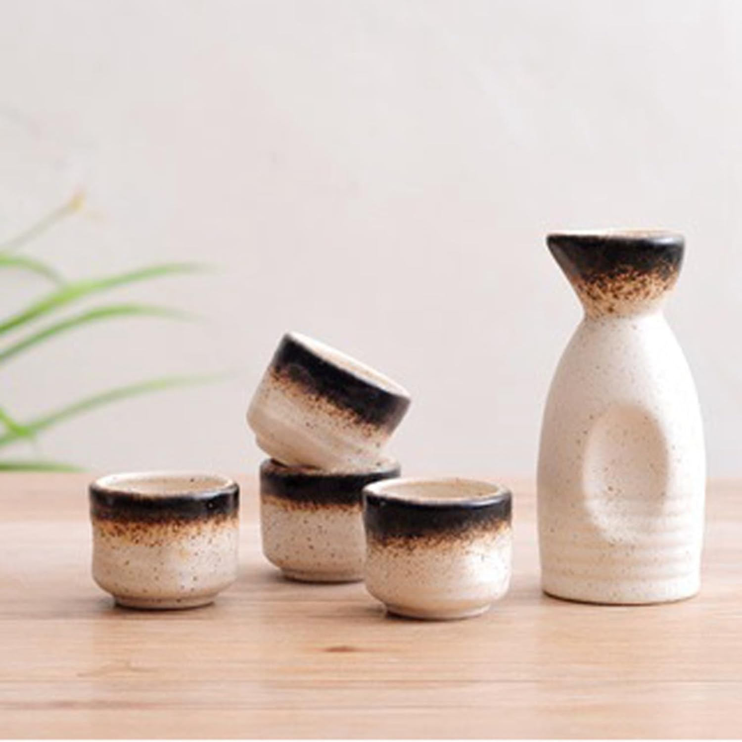 　　　 -------商品詳細------- 【サイズ】徳利： 径4.8cm×高さ13cm / 容量 150ml ぐいのみ： 径5cm×高さ4.8cm / 容量 50ml ?今宵は花を見ながら日本酒で一杯?お洒落な気分に浸れる一品です。 ?...
