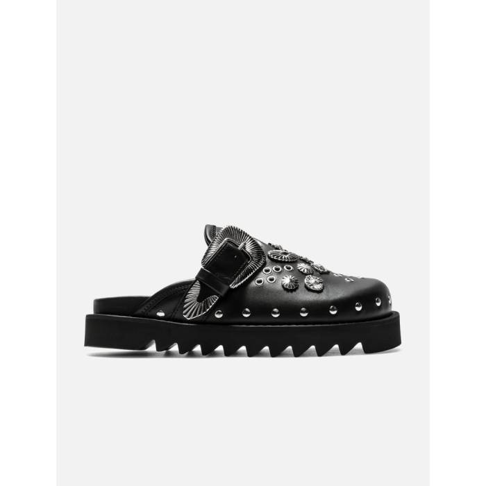 【Eyelet Metal Sabot】洗練された足元を彩る、上質なデザインと快適性を追求した一足 この度は、数ある商品の中から Eyelet Metal Sabot をご覧いただき、誠にありがとうございます。 洗練されたデザインと卓越した...