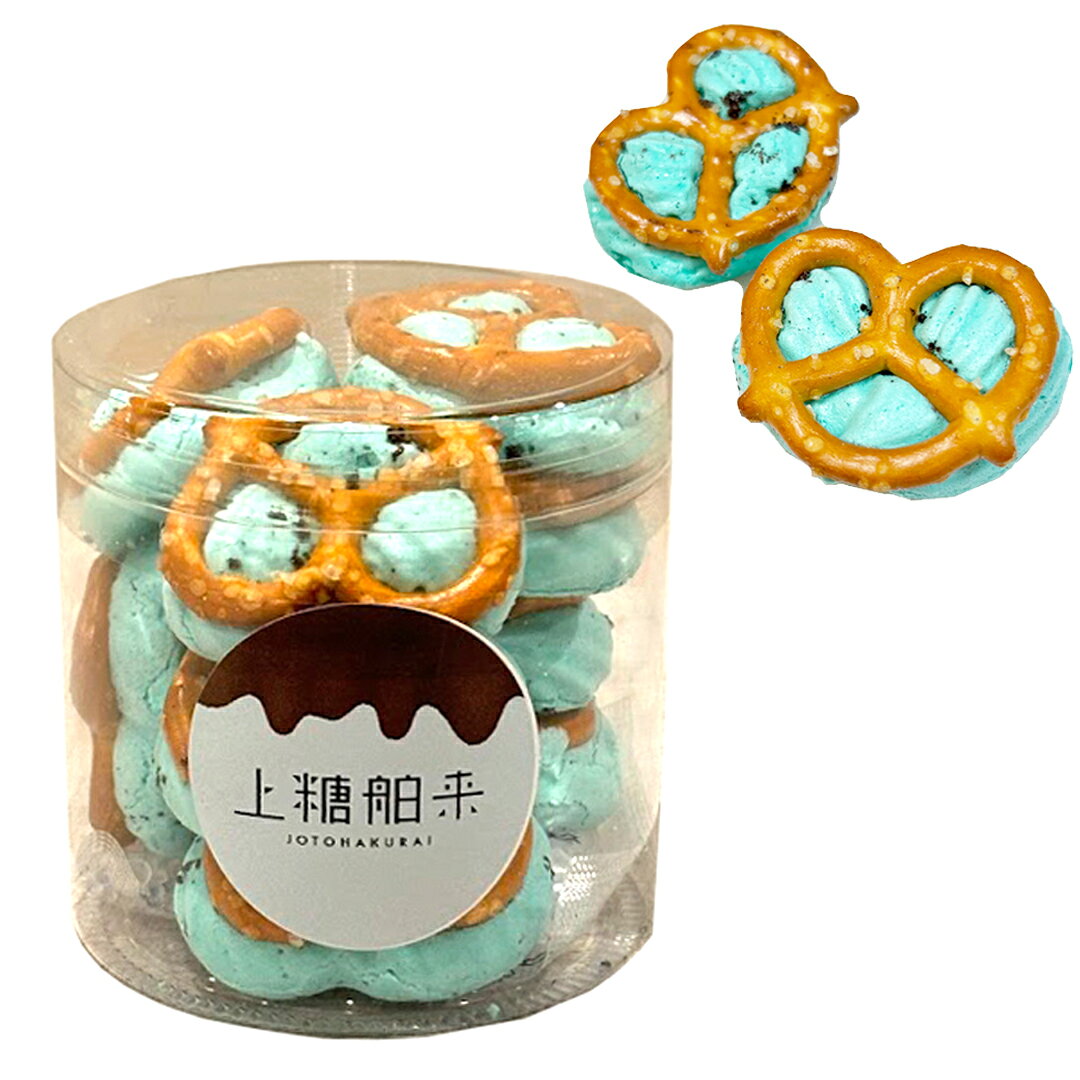 チョコミントで人気の上糖舶来からプレッチェルメレンゲ新登場！ しっかりスースー感のあるチョコミントメレンゲと少し塩の効いたプレッチェルを合わせました。 ボトルサイズ：70×70×70mm　9個入り 賞味期限20日以上のものを発送いたします。...