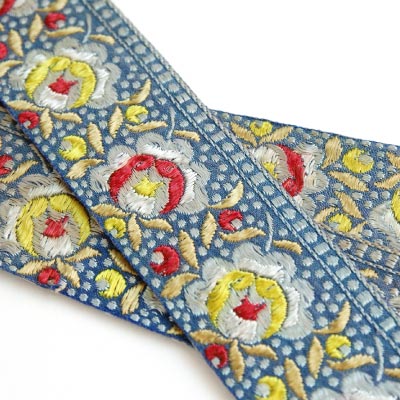 インドの職人が手刺繍で作ったヴィンテージリボンです。 青地に赤色、黄色が印象的な花の模様の刺繍が施されています。 パッチワーク、アップリケなど、さまざまなアレンジで お使いください。 サイズ：約 w40 x 1000 (mm) ※刺繍部分の...