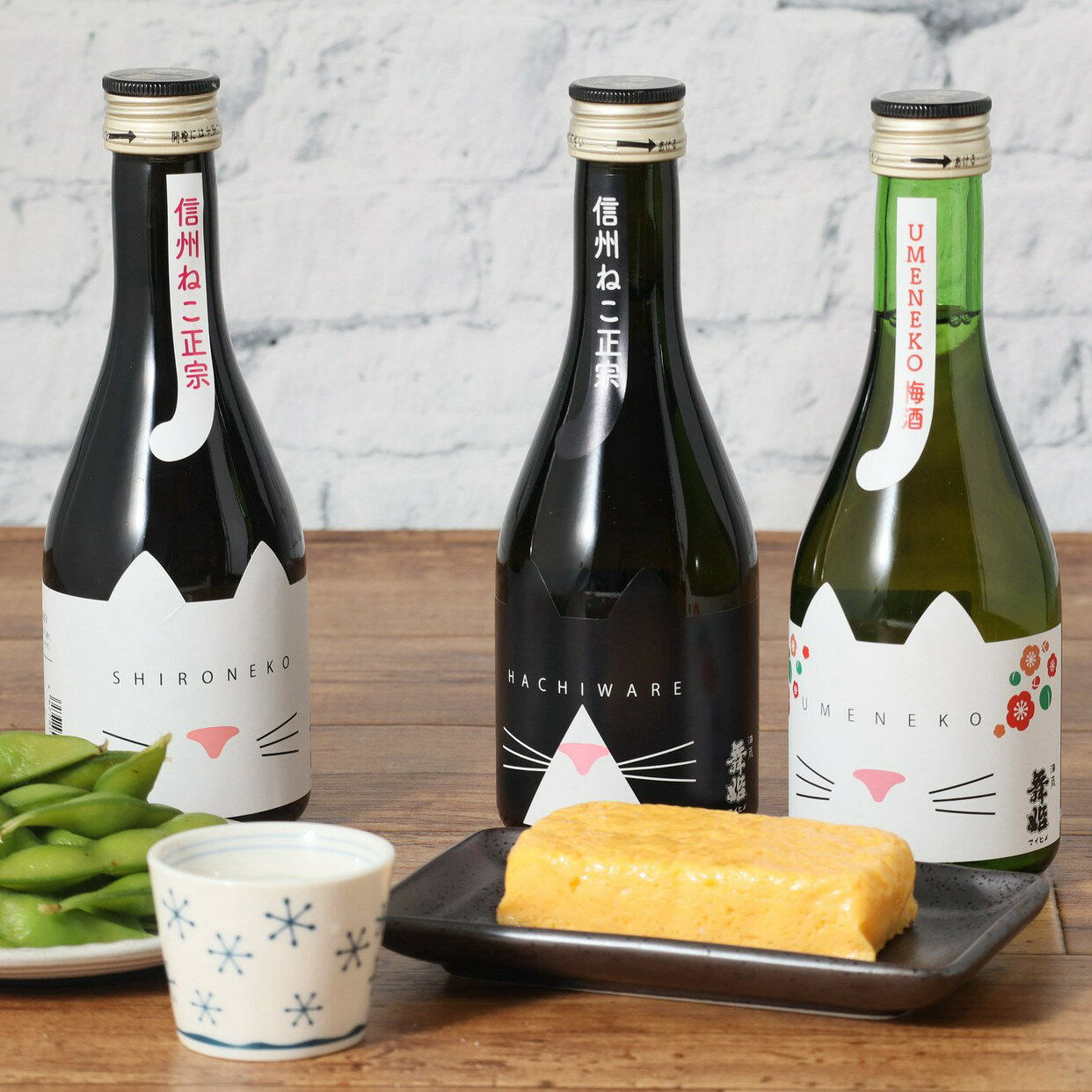子ねこたちと一緒にのんびりとした休日を・・ 純米吟醸の華やかな香りとやさしい甘み、本醸造のすっきりとしたキレのある味わい、梅酒のやさしい甘酸っぱさ。 それぞれ異なる個性を持つ3本が、その日の気分やお料理に合わせてさまざまな表情を見せてくれま...