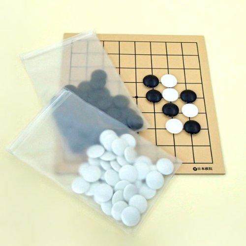 入門用囲碁盤 日本棋院囲碁ラボ支部 囲碁入門セット まずは9路盤の碁盤と碁石のセットから 9路碁盤セット（裏7路）ゴム盤、プラスチック碁石が透明ケースに入った入門者向け9路盤セットです。 裏面に7路盤が付いてさらに使いやすくなりました碁石：...