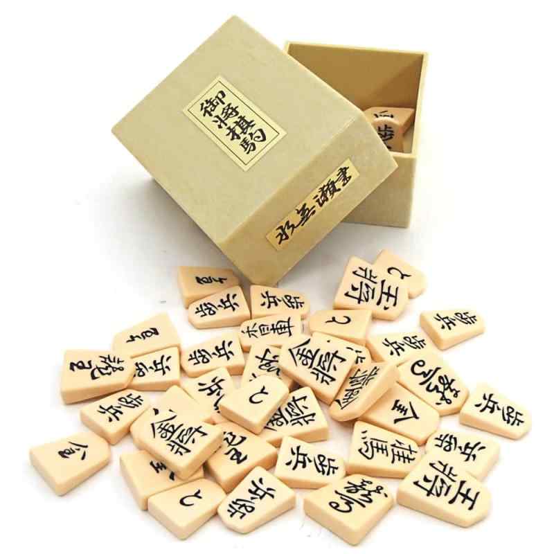 将棋駒 重量感のある プラスチック製上駒 四大書体 水無瀬書 プラスチック駒箱つき並駒に比べて少し大きく、重量感があり彫字です。プラスチック駒の中での高級駒です。ケースサイズ:約11×8.5×4.5cm　ケースごと総重量：約345gお子様の...