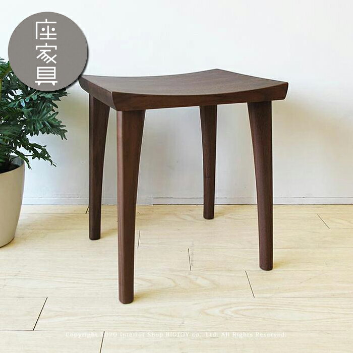 伝統の技で作られたスツール 無垢材を贅沢に使用した板座のスツールです。 脚部はアーチを描いたデザインになっており、安定感を生み出します。 脚の接合には古くから伝わる伝統的な手法、割り楔(わりくさび)を用いて強度とデザインを両立しています。 ...