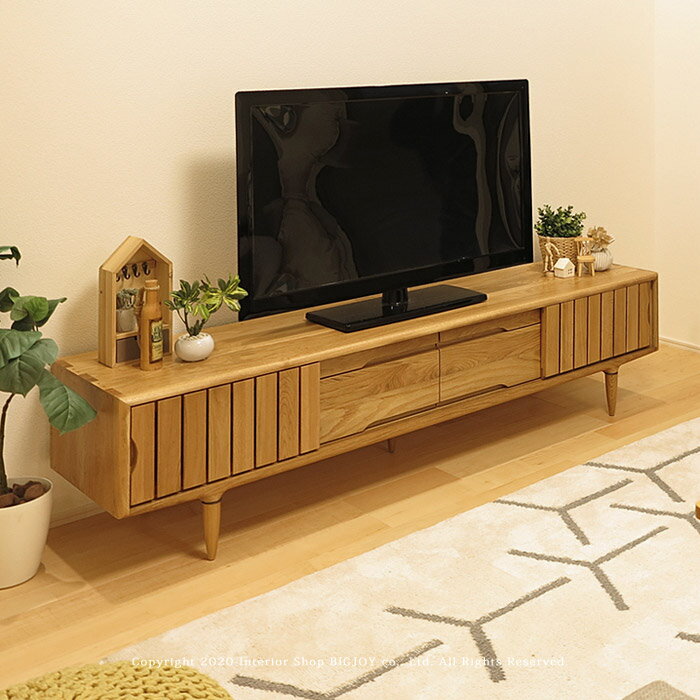 ナラ無垢材を使用した引き戸のテレビボード 180cm 両端にナラ無垢材を使用した引き戸が付いたテレビボード（幅180cm）。 左右がデッキ収納スペース、真ん中下段がDVD・BD収納できる引き出しになっています。上段は説明書や書類を収納できる...