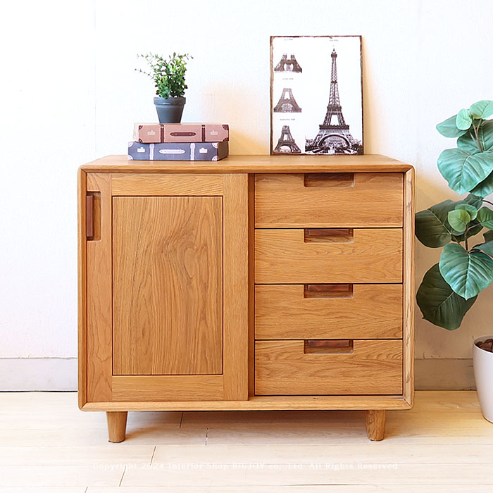 北欧テイストのサイドボード 80cm ホワイトオーク無垢材を贅沢に使用した北欧テイストのサイドボード。 引戸タイプの扉を採用しており、扉と引き出し部の取手にはウォールナット無垢材を使用しています。 ホワイトオーク材とウォールナット材のツート...