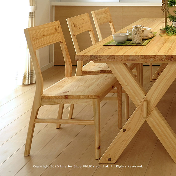 a ヒノキ無垢材のダイニングチェア 国産ヒノキ材を贅沢に使った木の素材感たっぷりなダイニングチェア。 ヒノキの香りは自律神経を安定させ、集中力を高めカビやダニなどを防ぐ効果があるとされています。 滑らかな触り心地に仕上げており、木に触れるこ...