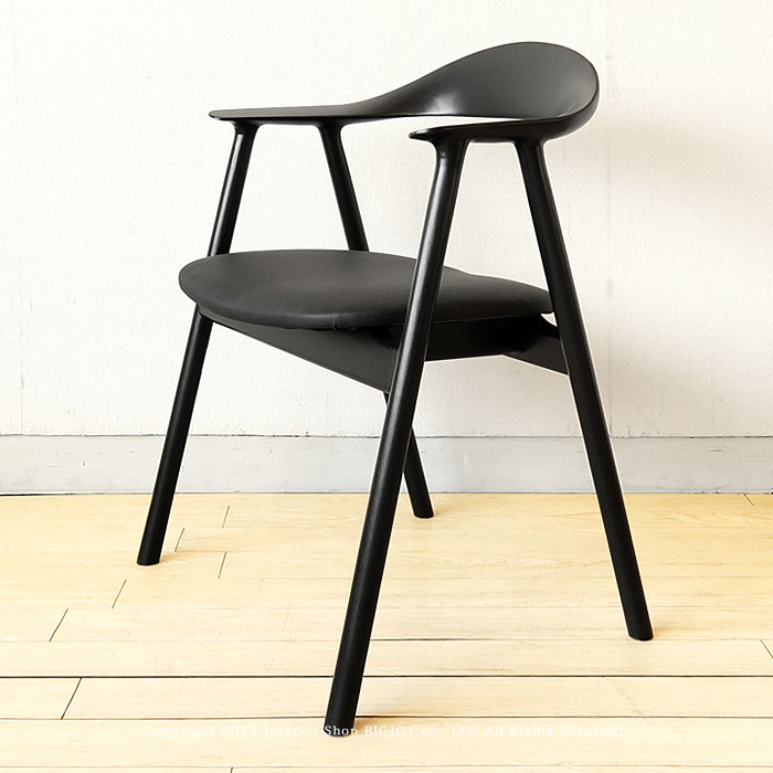 ワンランク上のお部屋作りに スタイリッシュなダイニングチェア ラバー材をブラック色で仕上げたアーム付きのダイニングチェア。 うっすらと木目が見えるように塗装されていて、天然木の温かみにあふれています。 座面はブラックのPVCレザーを採用。チ...