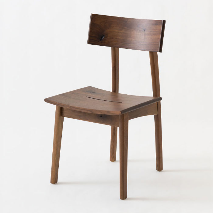 飛騨産業 森のことばダイニングチェア SW210 節有のウォールナット無垢材を使用したダイニングチェア。 あえて節や白太、染みなどが入った部材を使用して作られており、無骨な木の素材感と重厚感のある力強いデザインが魅力を駆り立てます。 木部の...