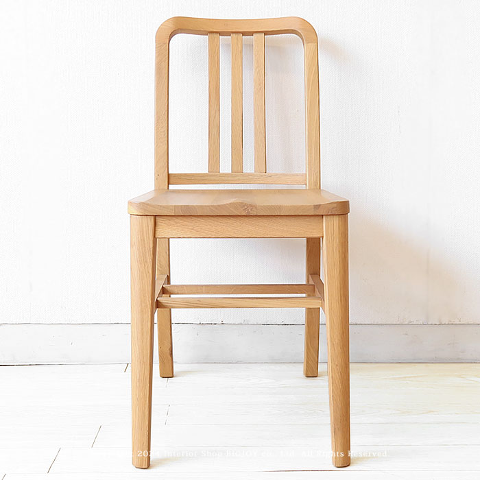 オーク材の味を生かしたダイニングチェア 節や染み、白太等が入ったオーク材を贅沢に使用したシンプルさながらのダイニングチェア。 天然木の風合いにあふれており、一点一点木目が異なる為使い込むほどに愛着が沸いてきます。 背もたれには3本のスポーク...