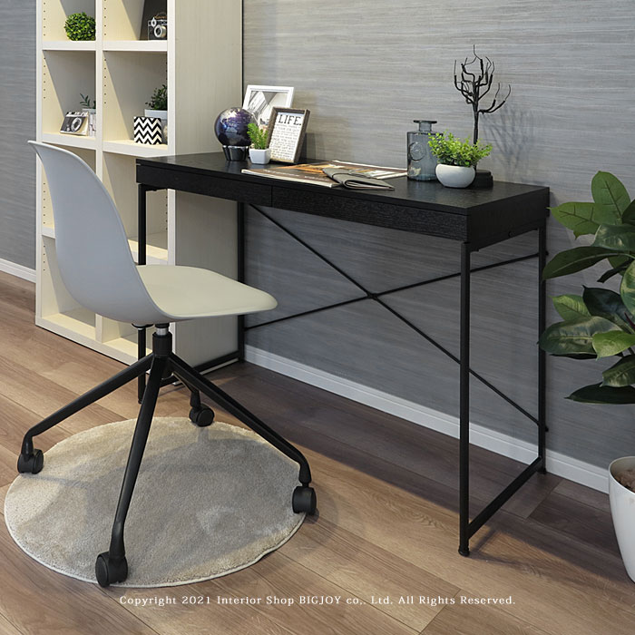 スタイリッシュな引き出し付きデスク BK色 デスク本体はオーク突板をブラック色で仕上げており、木目が見える仕上がりに。 脚部はブラックスチールを採用しており、スタイリッシュで現代的なデスクに仕上がっています。 筆記用具類や小物類の収納に便利...