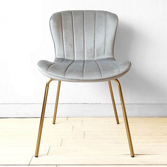 エレガントな雰囲気のダイニングチェア ベロア調の生地とアンティークゴールドの金属脚の組み合わせがおしゃれなダイニングチェア。 身体全体を包み込むような形状になっているのでゆったりと腰掛けて頂けます。 ベロア調の生地は光沢感があり、角度によっ...