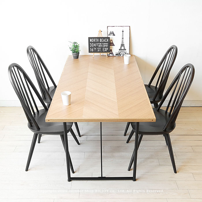 アートのような柄のダイニングテーブル 150cm NA アートのような柄が特徴的な4人掛けのダイニングテーブル（食卓）。 天板はオーク突板をヘリングボーン柄に継ぎ合わせており、天然木がおりなすグラデーションが非常に美しい仕上がりに。 脚部は...