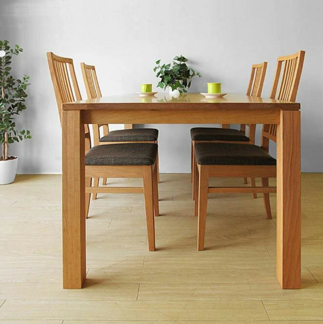 オーダーダイニングテーブルブラックチェリー材 ブラックチェリー材を贅沢に使ったダイニングテーブル。 サイズは幅120、130、140、150、160、170、180、190、200cm、奥行70、75、80、85、90cmからサイズオーダー...