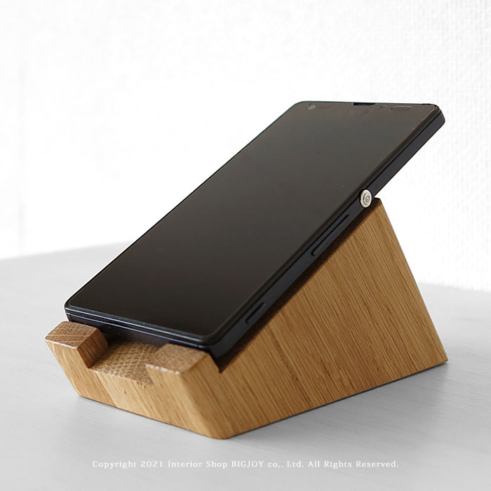 オーク材のモバイルスタンド 無垢材を使用して作られたモバイルスタンド（スマホスタンド）。 スマートフォンを充電しておきたい時など、あると便利な収納スタンドです。 無機質になりがちなデスクの上をこのブロックで素敵に飾ってみてください。 本体は...
