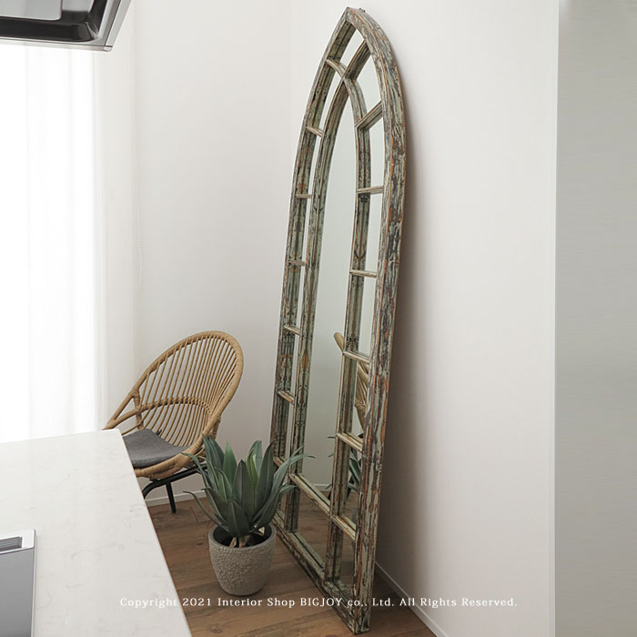 ビンテージ風の立掛けミラー 一見するとステンドグラスの窓のようなデザインの立掛けミラー。 西洋のお屋敷にいるような優雅なフレームデザイン。それでいて荘厳な雰囲気もまとっており、斬新で個性的なアンティーク調の立掛けミラーとなります。 大きさは...