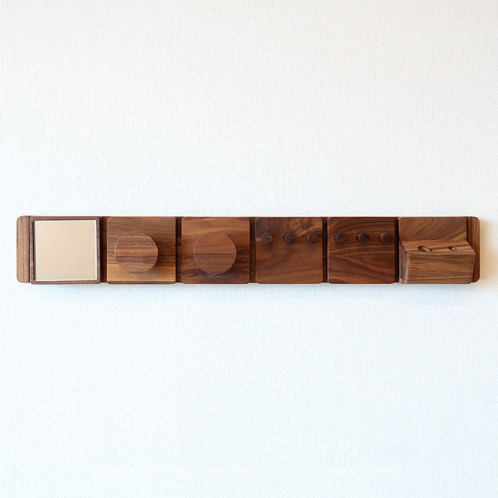 収納トレーベース 690 ウォールナット ウォールナット材で作られた壁面収納トレーをひとまとめに取り付けられるトレーベースを数量限定で販売致します。 壁にアクセサリーを飾るように収納できる素適な壁面収納家具です。 ベース本体は金具と釘による...