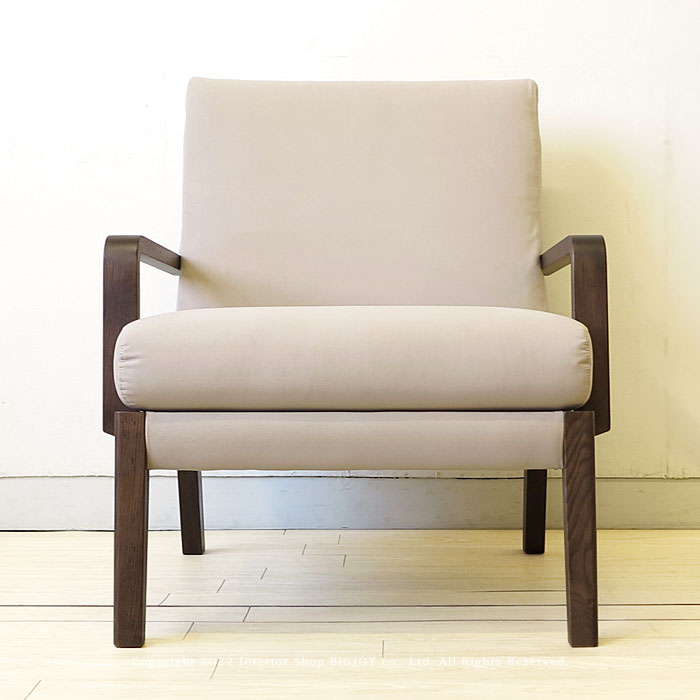 オーク材を使用した軽快な肘デザインがかっこいいモダンスタイルのソファ。 限られた横幅の中で座るスペースを最大限活用するために肘をスリムに仕上げています。 木部のカラーは6色からお選び頂ける他、クッションの張地は布（ファブリック）か本革（レザ...