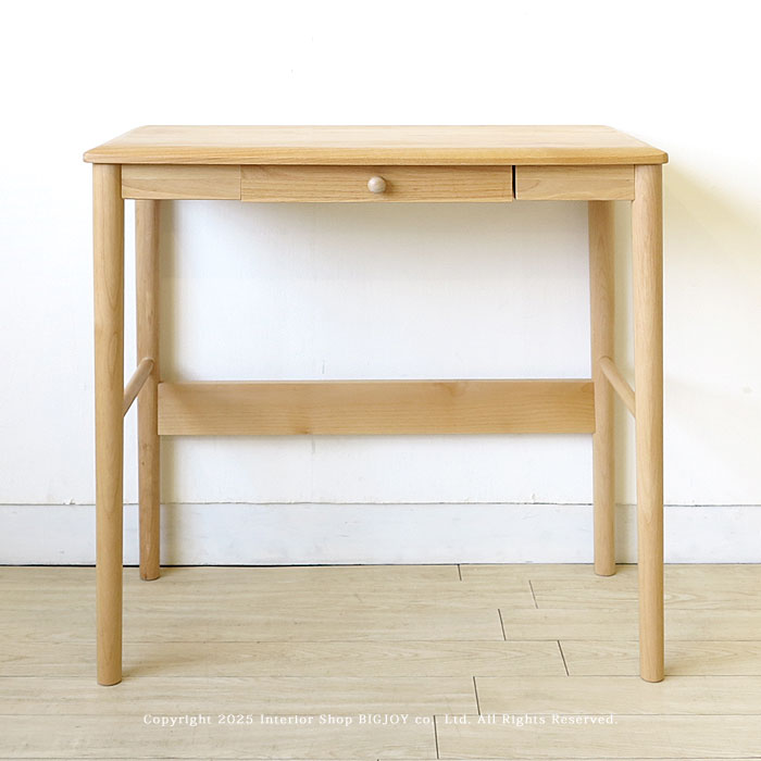 アルダー材のコンパクトデスク テラス アルダー無垢材を贅沢に使用した素材感が魅力のワークデスク（幅75cm）。 塗装は木肌の味わいと手馴染みの良さが魅力のオイル仕上げを採用しています。 幅75cm×奥行41cmのコンパクトなワークデスクは設...