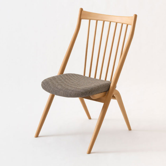 飛騨産業 CASCADAラウンジチェア CC255B ビーチ無垢材を使用した繊細なフォルムの中に優しさが感じられるラウンジチェア（リビングチェア）。 脚部のフレームは背と座を支える為の必然的な形状をしていながら、生命感溢れる木の幹をイメージ...