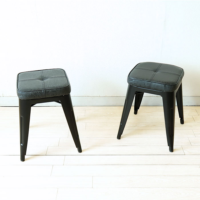 ヴィンテージテイストなスツール ブラック色のスチールフレームにブラックのソフトレザーを組み合わせたスツール。 座面はソフトレザーに手縫い風のステッチを施しています。また、ユーズド感を出す為にレザー表面には全体的にダメージ加工を施しています。...