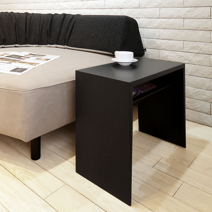 収納機能付きのサイドテーブル BK サイドテーブルとして使いながら、中にティッシュボックス等をセットできる嬉しい機能付きのサイドテーブルです。さりげなく生活感を隠して、スッキリした空間作りに役立ちます。 縦置き、横置きに対応しています。縦向...