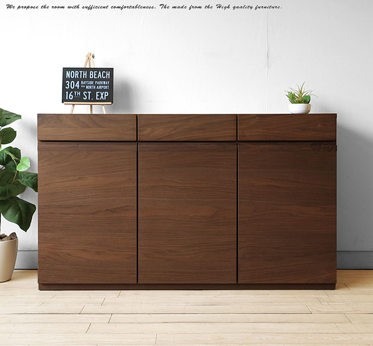 キャビネット 134 台輪 ウォールナット天然木を使用したシンプルなデザインのキャビネット（幅134cm）。 ウォールナット材の重厚な木目と、落ち着いた色合いを感じていただけるおしゃれな収納家具です。 収納引き出しの前板は共木を使用すること...