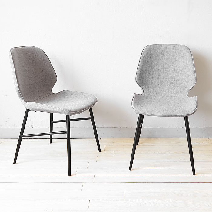 モダンスタイルのダイニングチェア ライトグレー 背もたれと座面が一体になったファブリックシートと細身のスチール脚を組み合わせたモダンスタイルのダイニングチェア。 背もたれと座面の縁には、身体を包み込むような反りが設けてあり、安定感のある座り...