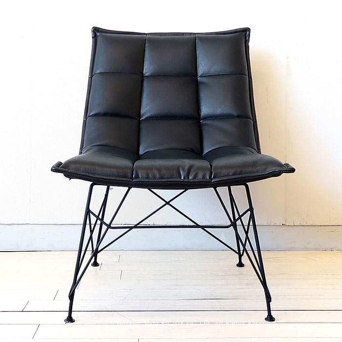 PUレザー張りの1人掛けソファ スッキリしたスチール脚のフレームにPUレザー張りの座面を組み合わせたパーソナルチェア（ラウンジチェア）。 どんなテイストのお部屋にも合わせやすいシンプルなデザインで、場所を選べずにご使用いただけます。 背もた...