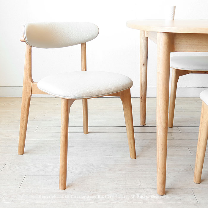 合皮張りのダイニングチェア　2脚セット ラバー材を贅沢に使用した木の温かみにあふれたダイニングチェア。 背クッションと座クッションは合成皮革張りとなっています。汚してしまった時などはサッと拭いてしまえば染みになりにくい為、お手入れも簡単。 ...