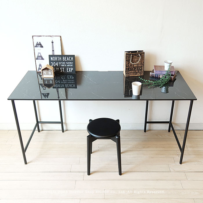 大理石柄のメラミン天板、ブラック脚のデスク 奥行60cmのゆったりした天板スペースで広々と使えるデスク。 トップ部分はメラミン天板を採用していて、傷、汚れに強く、耐熱性・対汚染性に優れています。 天板は艶のある光沢仕上げになっていて、モダン...