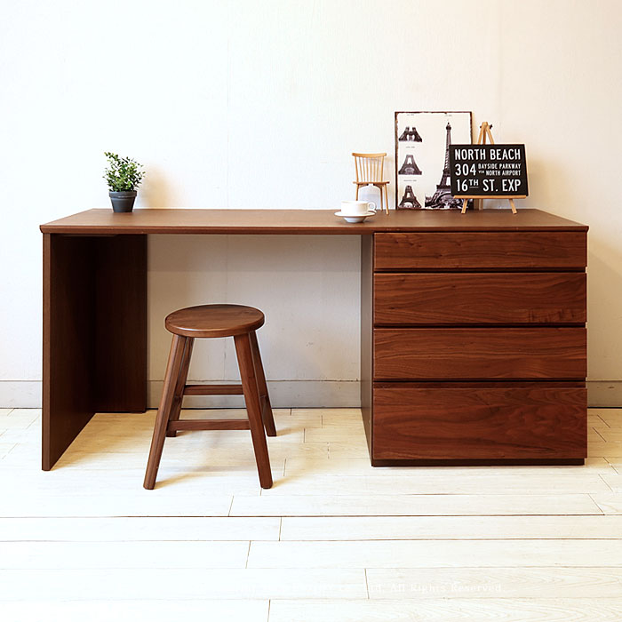 ウォールナット材の引き出し付きデスク 150cm ウォールナット材を使用したチェスト（大）ユニットと脚ユニットを組み合わせた幅150cmのデスク。 引き出しの取手は堀り込み式になっており、外観も良くデザインの一部になっています。 引き出しに...