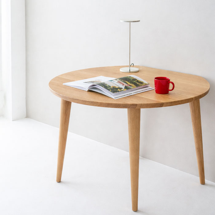 飛騨産業 YURURI ダイニングテーブル SL330 / SL331 / SL332 無垢材を贅沢に使った円形のダイニングテーブル。 円形のテーブルはゆったりとした空間でお食事や会話を楽しみたい方にオススメ。 天板には直線面がある為、壁や...