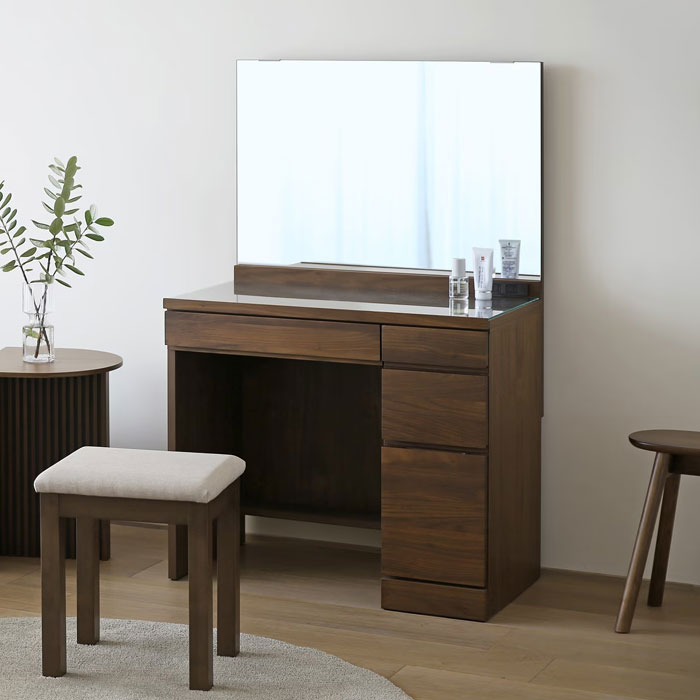 メイク時間が楽しくなる理想のドレッサー スツール付き ウォールナット材を贅沢に使用したオシャレな一面鏡ドレッサーです。 使いやすく上質なドレッサーがあれば、メイクの時間がいつもより楽しみになると思います。機能性と美しさを兼ね備えた「ドレッサ...
