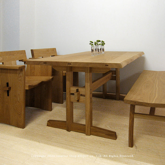 伝統の技で作られたダイニングテーブル 無垢材を贅沢に使用した耳付き天板のダイニングテーブルです。 天板の裏側に溝を振り、別の木を叩き込む「蟻形吸い付き桟継ぎ」という伝統の技が使われており、反りや狂いを最小限に抑えるように作られています。 表...