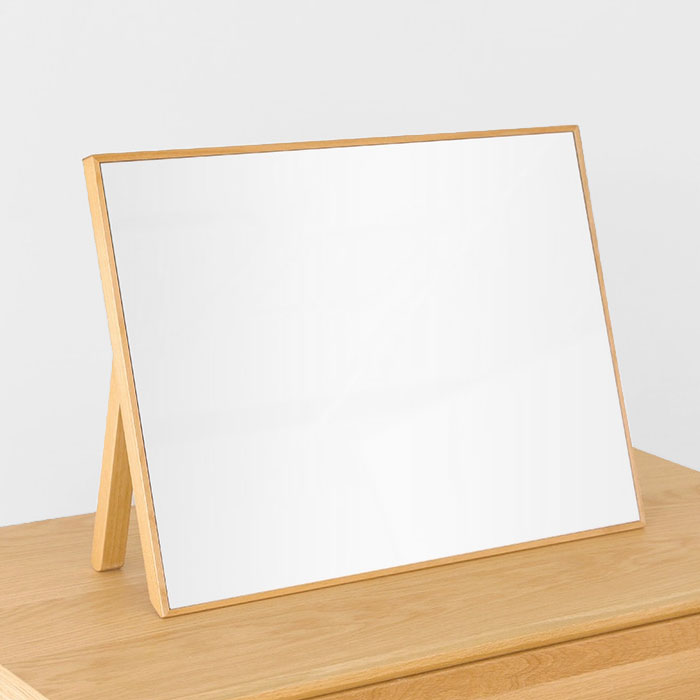 シンプルなデザインの置きミラー ホワイトオーク ホワイトオーク材を使用したシンプルなデザインの置きミラー（置き鏡）。 大きさは55cm×40cmの程良いサイズ。シンプルな形状なのでさまざまなテイストのお部屋に合わせることができると思います。...