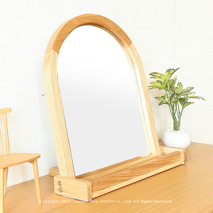 オーク材の卓上ミラー　アーチ型ミラー アーチ型がインテリアのアクセントになるミラー。小物入れ付の置き型、壁掛けの2通りの使い方ができます。 小物入れ付きなので、眼鏡やアクセサリーの収納に便利です。脚部を取り外し、壁掛けミラーとしてもお使いに...