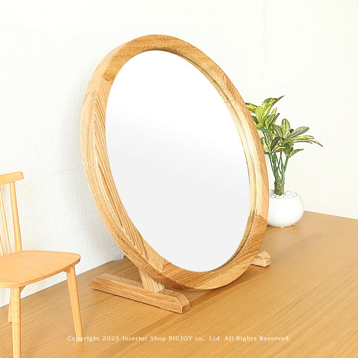 オーク材の卓上ミラー　丸ミラー 可愛らしいシルエットと木の素材感が特徴の円形卓上ミラー。 自立用の脚部は強度面に配慮し、倒れにくい設計となっているため、安心してお使いいただけます。 ミラー単品でもお部屋に馴染みやすく、ちょうど良いインテリア...