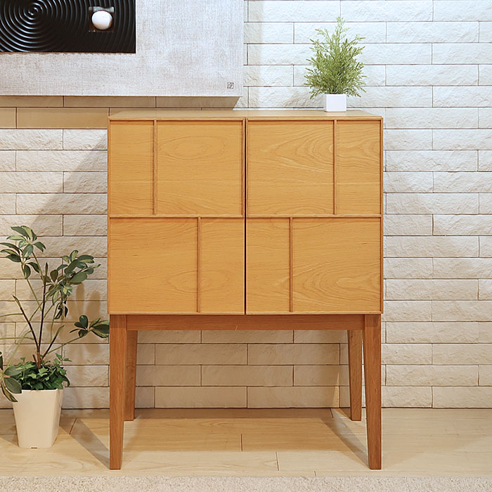 オリジナル収納キャビネット 75 オーク オーク材を使用した芸術的なデザインのオリジナル収納キャビネット（幅75cm）。 キャビネットの前板に規格学的なラインが入っているのが特徴です。 リビングに佇んでいるだけでアートのような存在感を放つグ...