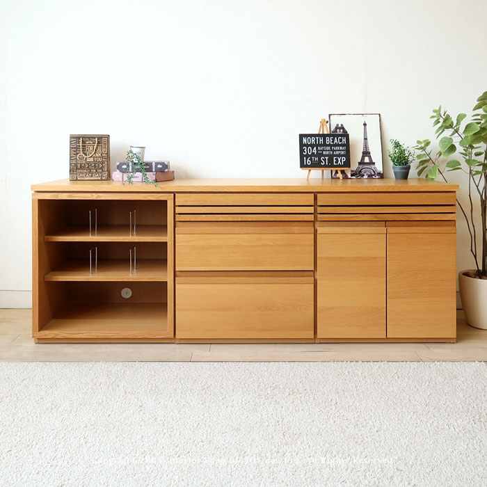 ホワイトオーク材のユニット収納ボード サイドボード 幅180cm ホワイトオーク材を使用したユニット型のモダンスタイルの収納ボード（幅180cm）。板扉とオープン棚と引出の組み合わせになります。 配線孔が天板に付いているのでコード類もスマー...