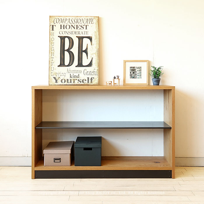 ヴィンテージ風の2段シェルフ　130cm ナラ突板材にアンティーク風の塗装を施したヴィンテージテイストなオープンシェルフ（2段シェルフ）。 棚板部分と脚部前面にはスチールを採用しており、ナラ材とのコントラストが一層際立つ仕上がりに。 あえて...