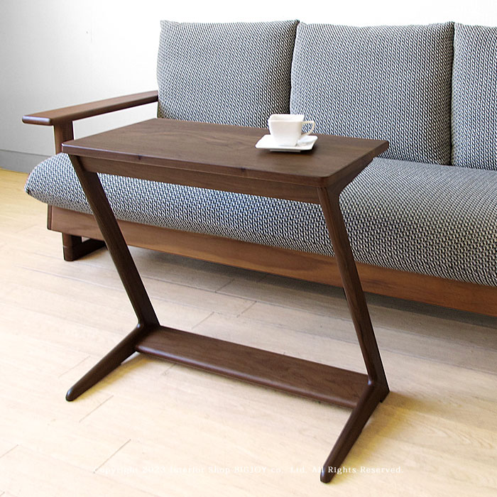 Z字型のサイドテーブル 無垢材を使用したスリムで個性的なデザインのサイドテーブル。 Z字型のデザインなので安定感抜群。ソファー前にセッティングしてコーヒーを飲むためなどのサイドテーブルとしてご使用いただけます。 天然木を使用しているため木目...