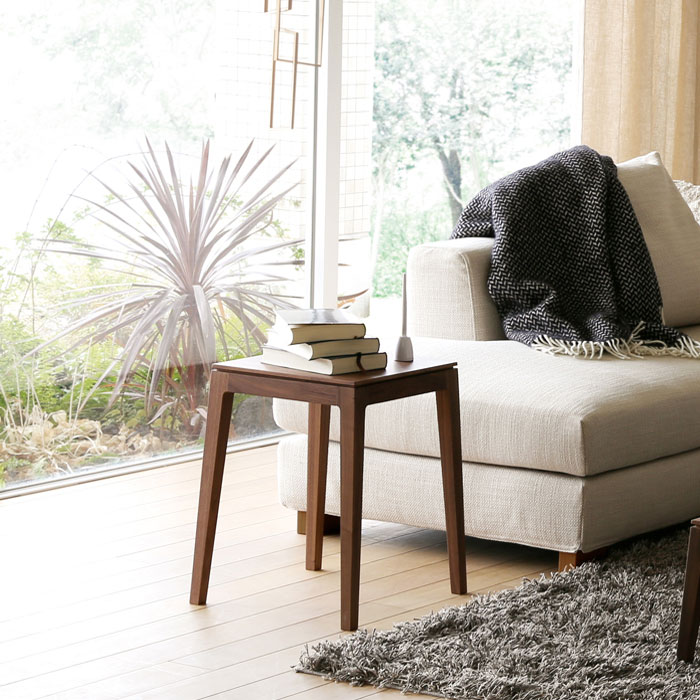 上質で洗練されたサイドテーブル ウォールナット ウォールナット天然木を使用したシンプルで洗練されたサイドテーブル（ナイトテーブル）。 ウォールナット無垢材を贅沢に使用しており、天然木の風合いと素材感が魅力を駆り立てます。 天然木特有の節や染...
