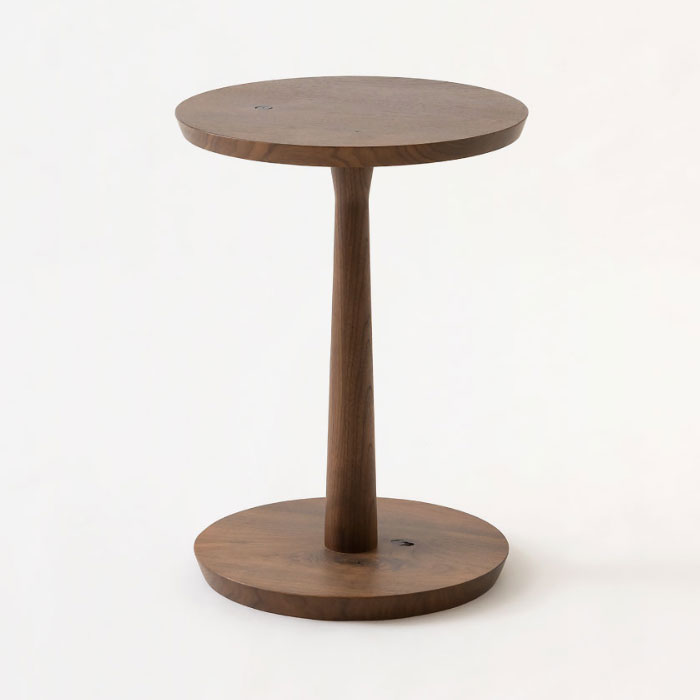 飛騨産業 森のことば Walnutサイドテーブル SW670H / SW680L 節有のウォールナット無垢材を使用したサイドテーブル。 あえて節や白太、染みなどが入った部材を使用して作られており、無骨な木の素材感と重厚感のある力強いデザイン...