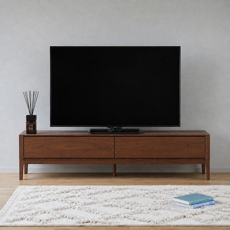 上質で美しいテレビボード 180cm ウォールナット ウォールナット天然木を使用したシンプルで洗練されたテレビボード（幅180cm）。 余分な取っ手類のない扉は押すと開くプッシュオープン式を採用しています。 板扉の前板はウォールナット突板材...