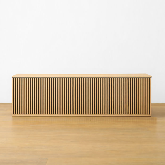 デザイン性が高い素敵なテレビボード 150cm オーク 凹凸が生み出す陰影が、圧倒的な存在感を放つテレビボード（幅150cm）。 テレビボードの天板、側板は突板を貼っています。前板には突板のウッドリブを採用しています。 質感や触り心地を楽し...