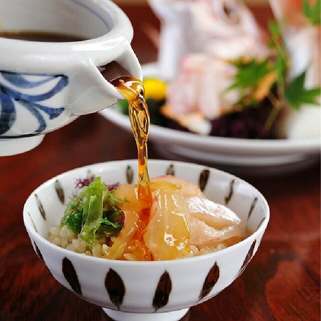 新鮮な鯛の身を3枚におろし、刺身状にした切り身を醤油、みりん、だし汁で調味したタレと卵に絡め、タレごとそのまま熱い御飯にかけて食べます。 これらの取り合わせは最高の相性で、格別の美味しさです。 海藻や薬味も入っているので、ご飯と生卵をご用意...