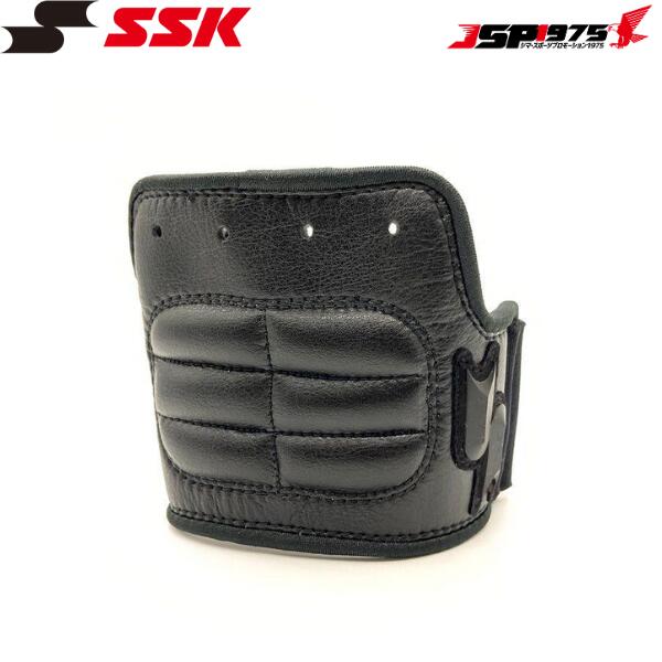 キャッチャー用のケガ防止用アイテム。ケガ予防。ブロッキングやファールチップの衝撃を緩和。 練習中の捕手のケガ予防に。 ●捕手用リストガード ●素材:ポリウレタン、ナイロン ●カラー:（9090）ブラック×ブラック ※商品の色は現物と多少異な...